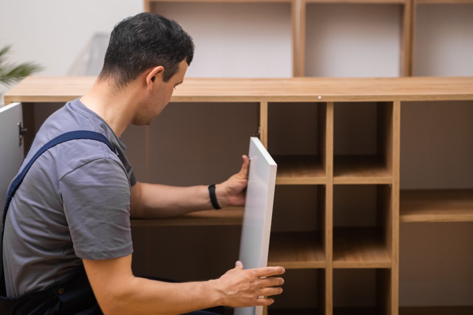 Best 6 Tips to Build a Fitted Wardrobe on a Budget